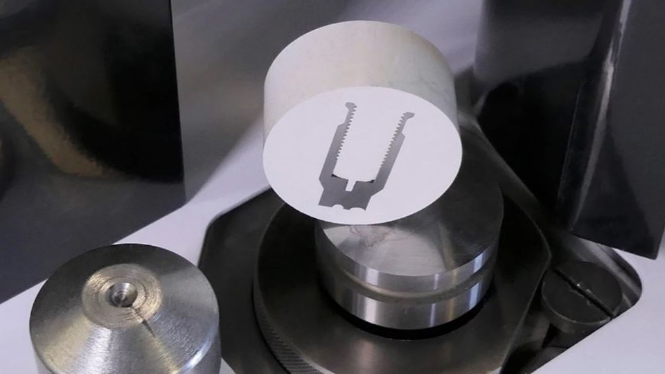 Embedding systems for metallographic sample preparation